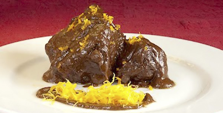 Rabo de toro con salsa de chocolate y naranja [receta] | gastrotraveler.es